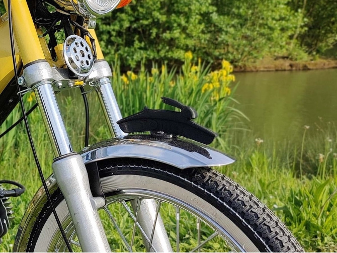 Voorspatbord plaatje Tomos logo met springende haas