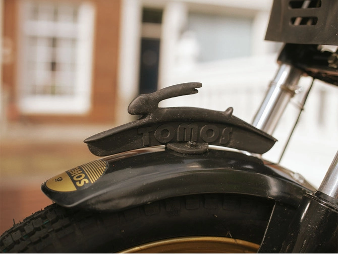 Voorspatbord plaatje Tomos logo met springende haas