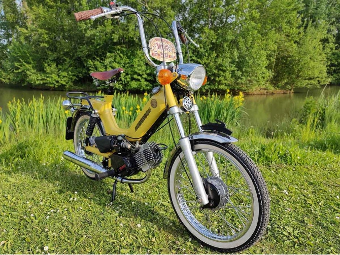 Voorspatbord plaatje Tomos logo met springende haas