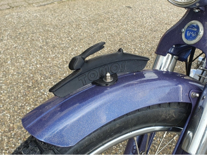 Voorspatbord plaatje Tomos logo met springende haas